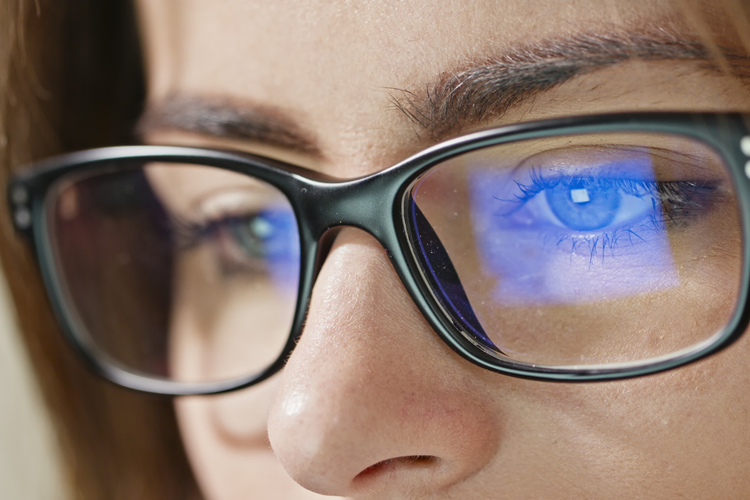 5 Benefits of Blue Light Filters (And 3 Myths)